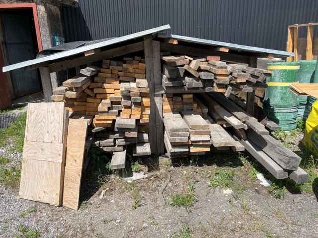 Collection of lumber - planks and joists in mixed dimensions - PS ...