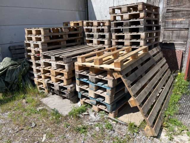 Lot of pallets approx. 50-60 pcs. - PS Auction - We value the future ...