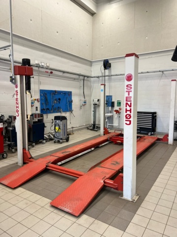 4-post lift Stenhøj 4 tons - PS Auction - We value the future - Largest ...