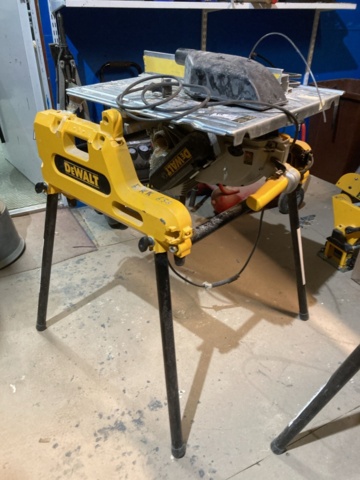 Reciprocating and crosscut saw on stand - DeWalt - PS Auction - We ...