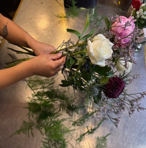 Flower arrangement for two at Östermalms blommor - PS Auction - We ...