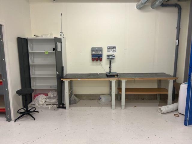Packing station with scales, packing table and metal cabinet - PS ...