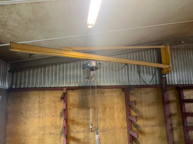 Slewing column crane with Donati chain hoist 250kg - PS Auction - We ...