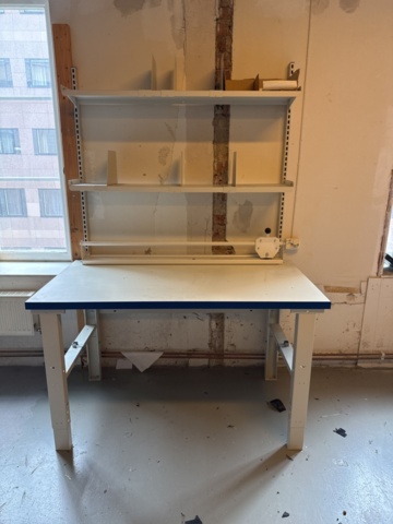 Height-adjustable packing table with wall shelf - PS Auction - We value ...
