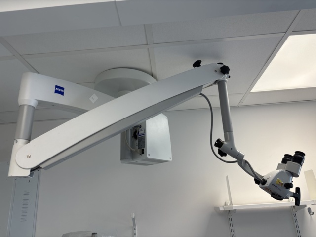 Ceiling mounted microscope - Carl Zeiss S100 OPMI Pico - PS Auction ...