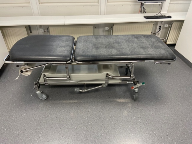 Examination table on wheels - Sjöbloms - PS Auction - We value the ...