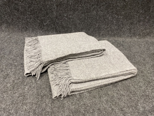 2 wool blankets Mel Wild Kamelio, 140x200 cm - PS Auction - We value ...