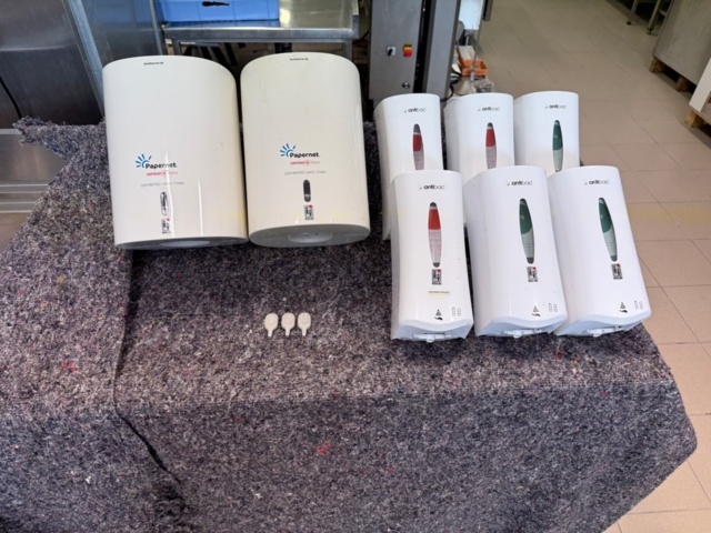 6 touch-free soap dispensers ANntibac, 2 touch-free hand paper ...