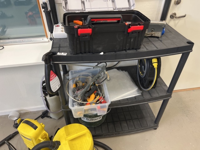 Kärcher K2 Universal Edition high-pressure cleaner and shelf with ...
