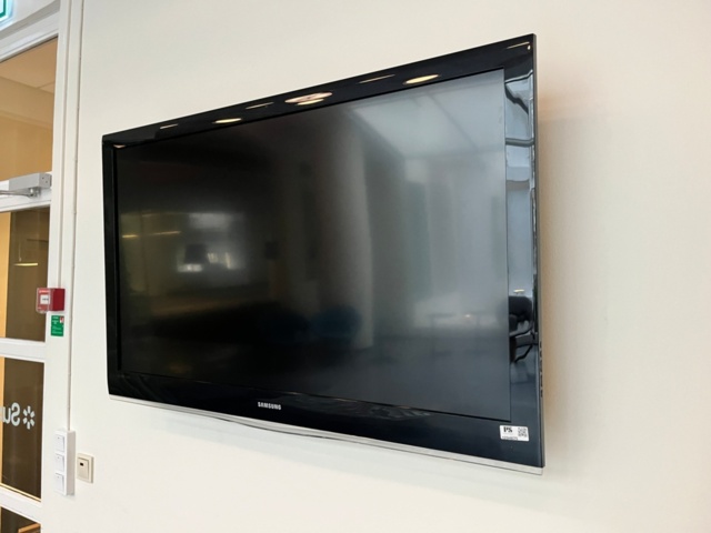 TV Philips wall mounted - PS Auction - We value the future - Largest in ...