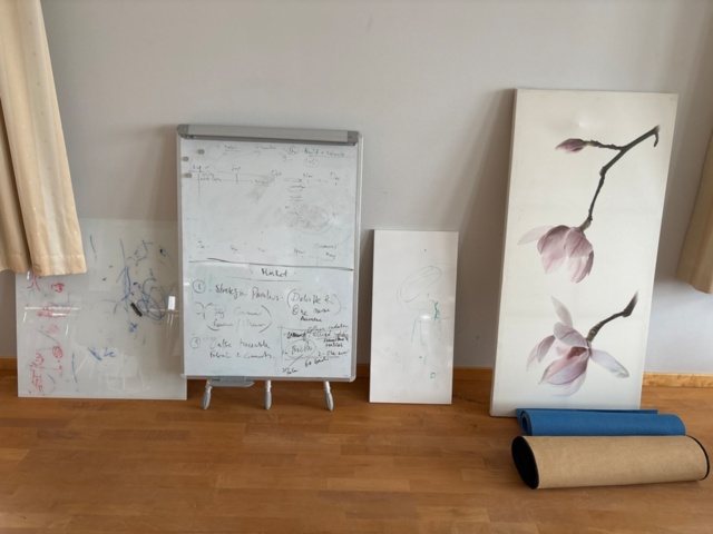 Whiteboard, chalkboard, small mat - PS Auction - We value the future ...