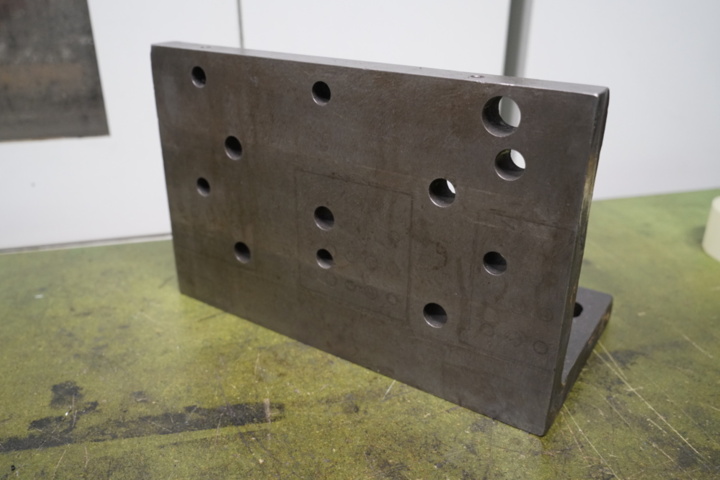 Angle plate – heavy-duty cast iron design - PS Auction - We value the ...