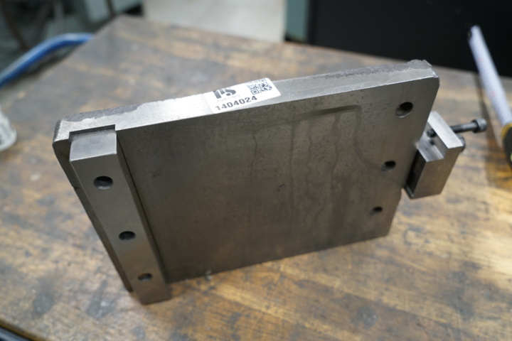 Angle plate and guide rails – set for precision work - PS Auction - We ...