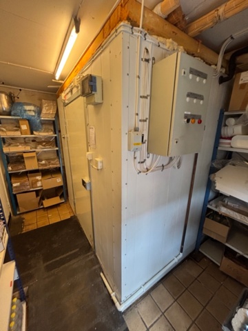 Freezer room, tin trolleys, storage shelf - PS Auction - We value the ...