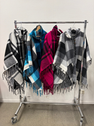 Stickade ponchos 12 st - Auktioner online - Nätauktioner ...