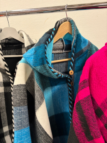 Stickade ponchos 12 st - Auktioner online - Nätauktioner ...