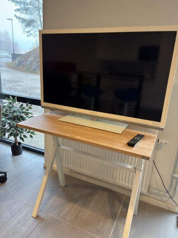 Gas-powered height-adjustable table Revolution One-G - PS Auction - We ...