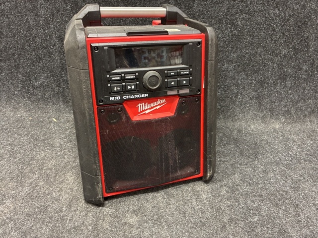 Milwaukee M18 RC construction radio - PS Auction - We value the future ...