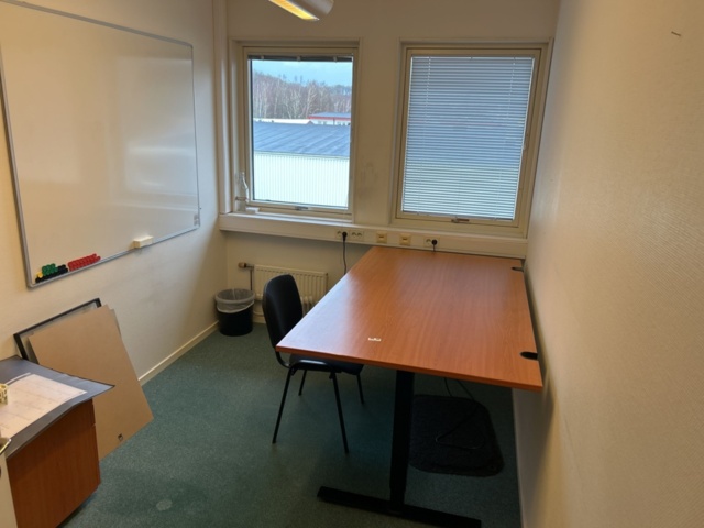 Kontorsinredning - Skrivbord, stol och whiteboard - Auktioner online ...