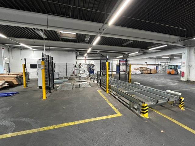 Robot cell for lifting and palletizing battery modules – ABB / Siemens ...