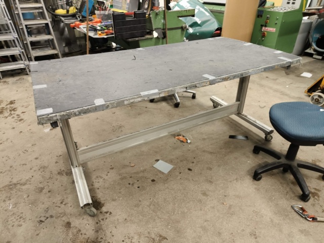Two height-adjustable work tables - PS Auction - We value the future ...
