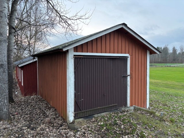 Förrådsbyggnad med slagport - Auktioner online - Nätauktioner ...